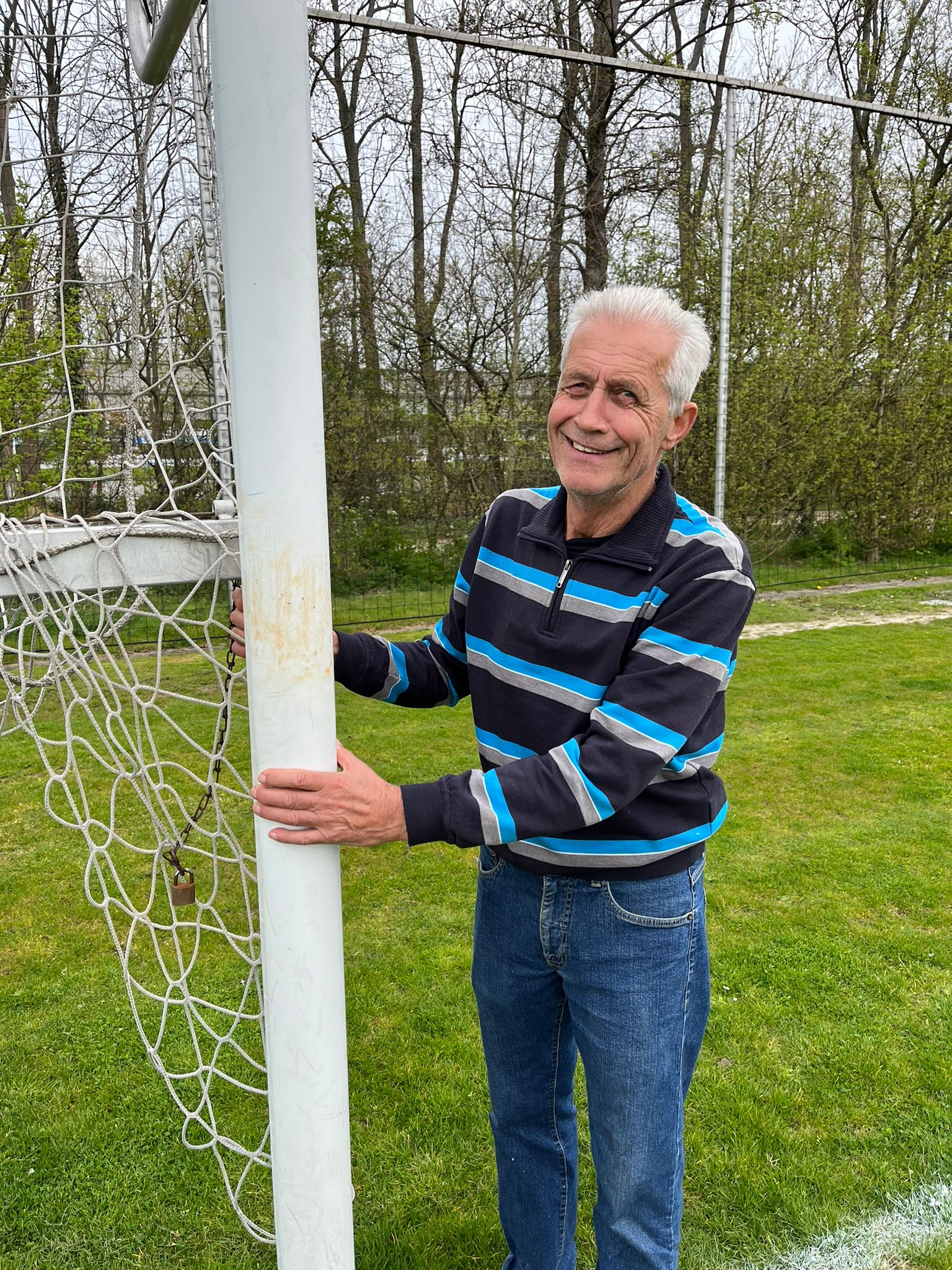 Aad Looije, lid van verdienste op z’n 74ste: ‘Ik voel me hier thuis’ | Voetbalvereniging Naaldwijk